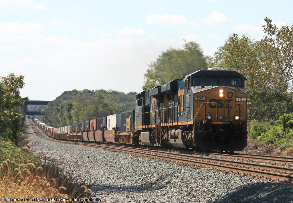 CSX 725 and train Q036